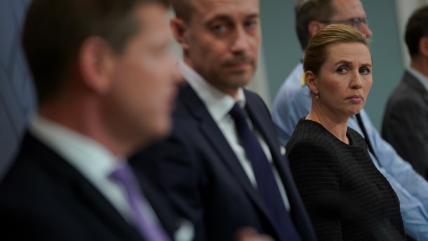 Gense pressemødet, hvor Mette Frederiksen lukker store dele af Danmark ned - Altinget