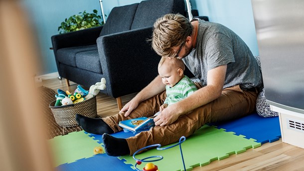 Podcast: Er mere øremærket barsel til far et frontalangreb fra EU eller ...