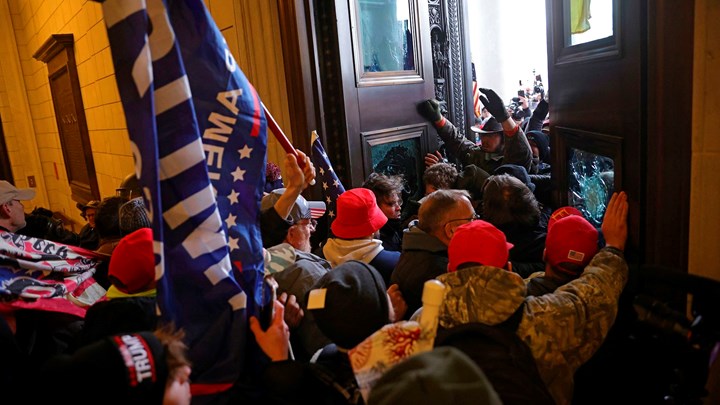 Kongressen angrebet – 10 dramatiske billeder fra en dag USA aldrig vil ...