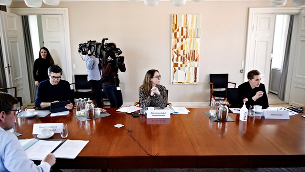 Mette Frederiksen forsvarer embedsmænd i minksagen: ”Lev med det ...