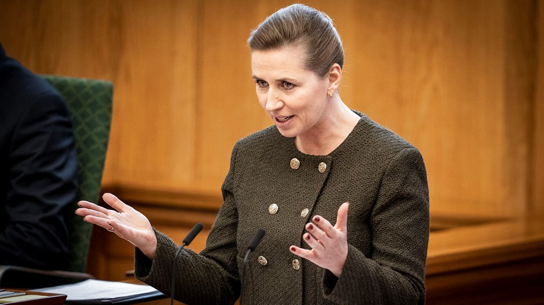 I folketingssalen talte Mette Frederiksen om samarbejde og ordentlighed. Udenfor blev hun ...