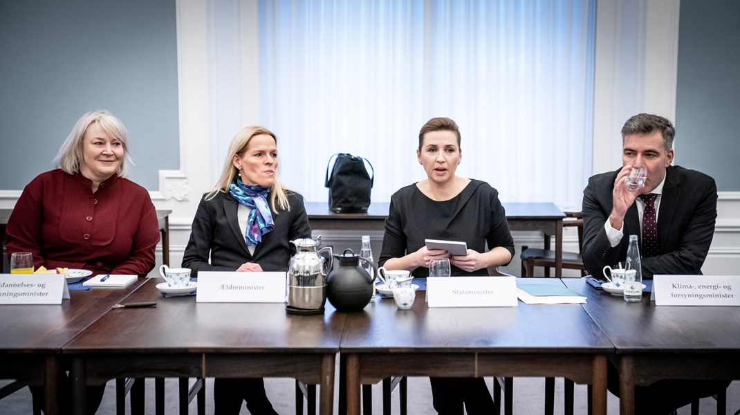 Regeringen bruger universiteter til at skaffe størstedelen af sit ... Regeringen bruger universiteter til at skaffe størstedelen af sit ...