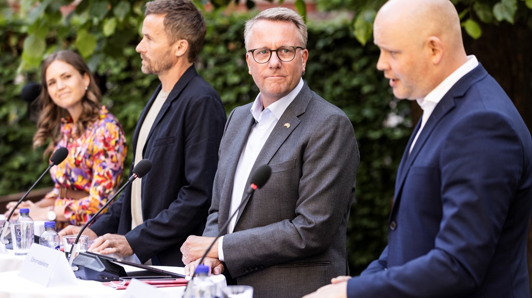 Regeringen vil stramme grebet om techgiganter med ny aldersverifikation ...