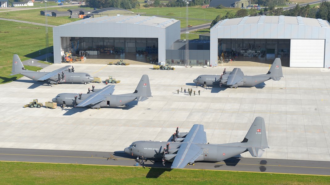 Forskel i forsvarsaftaler med USA stiller civilt ansatte dårligere i ...