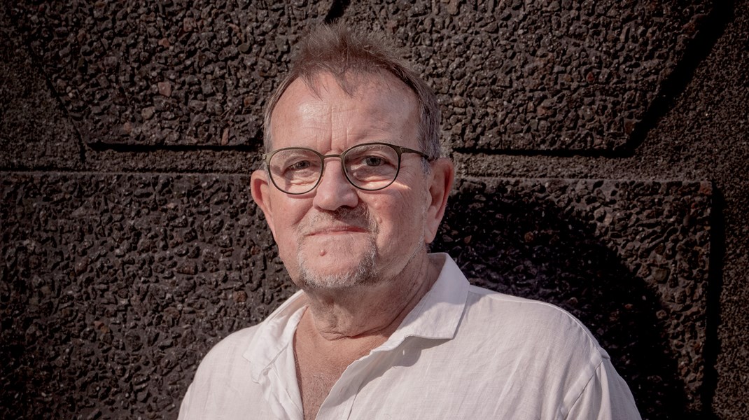 S-toppen lytter, når han taler. Nu advarer Lars Olsen mod partiets "tonedøve" politik i ...