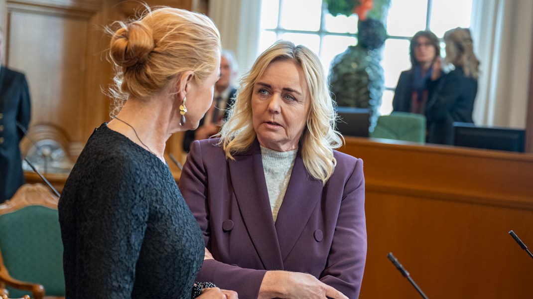 I krogene frygter de, at Mona Juul vil forråde de blå partier. Derfor kommer det ikke til at ske ...