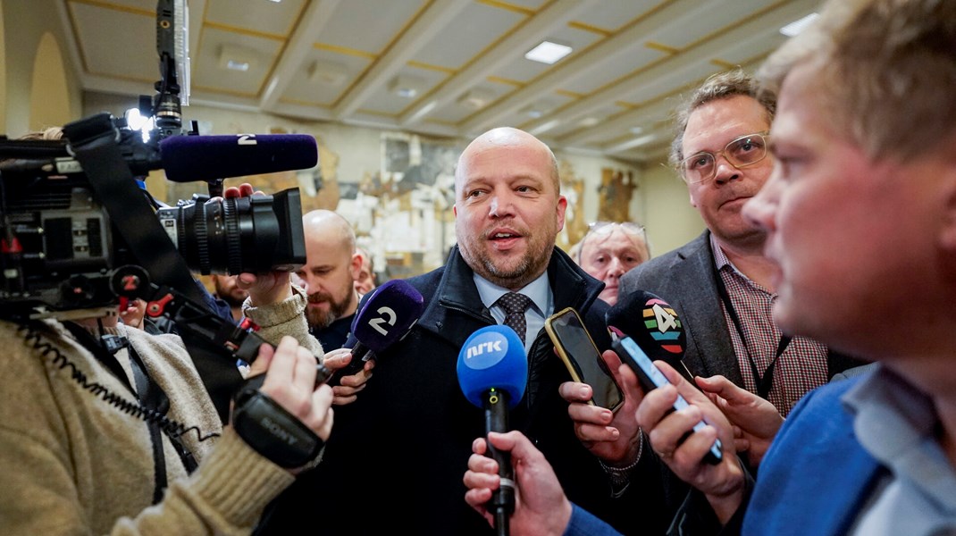 Norsk regering bryder sammen: Parti melder sig ud i protest mod nye ...